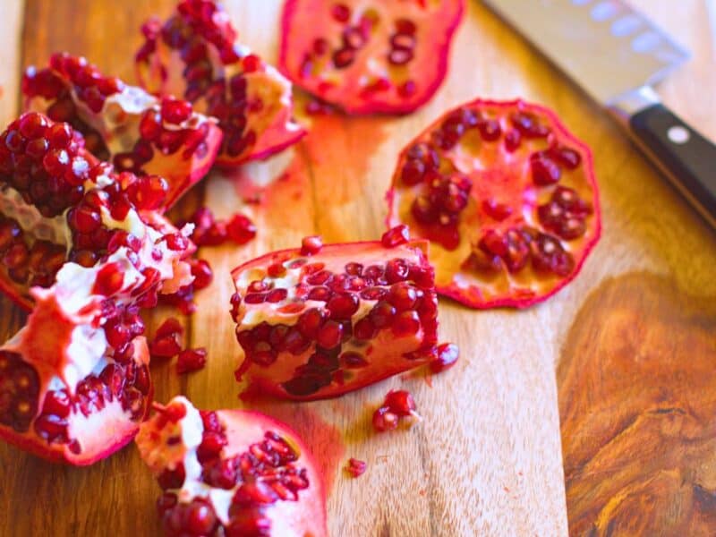 How to Eat a Pomegranate Seeds Without Making a Huge Mess ...