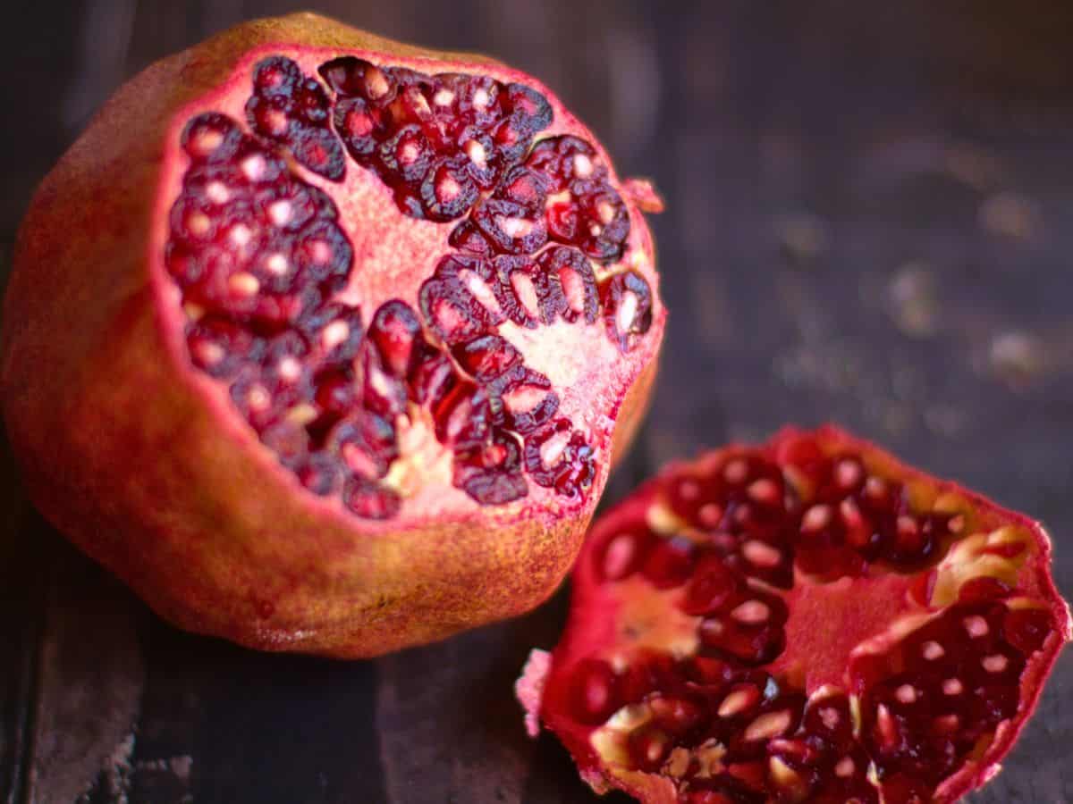How to Eat a Pomegranate Seeds Without Making a Huge Mess ...