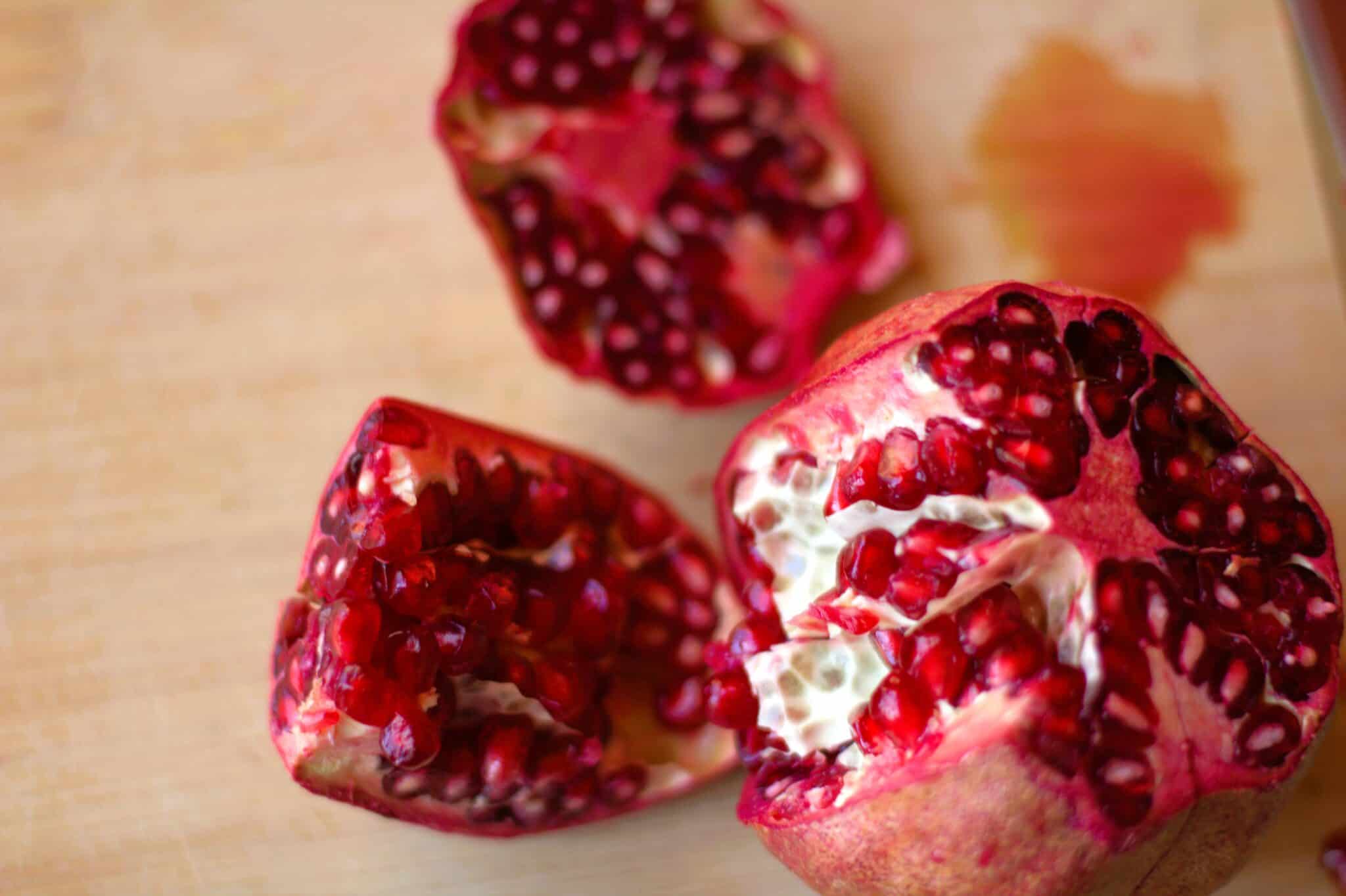 How to Eat a Pomegranate Seeds Without Making a Huge Mess ...